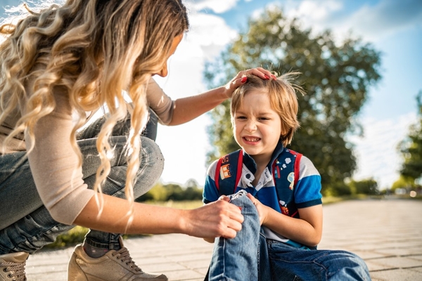 Lapsen polvikipu – yleisimmät syyt, oireet ja hoito | Mehiläinen